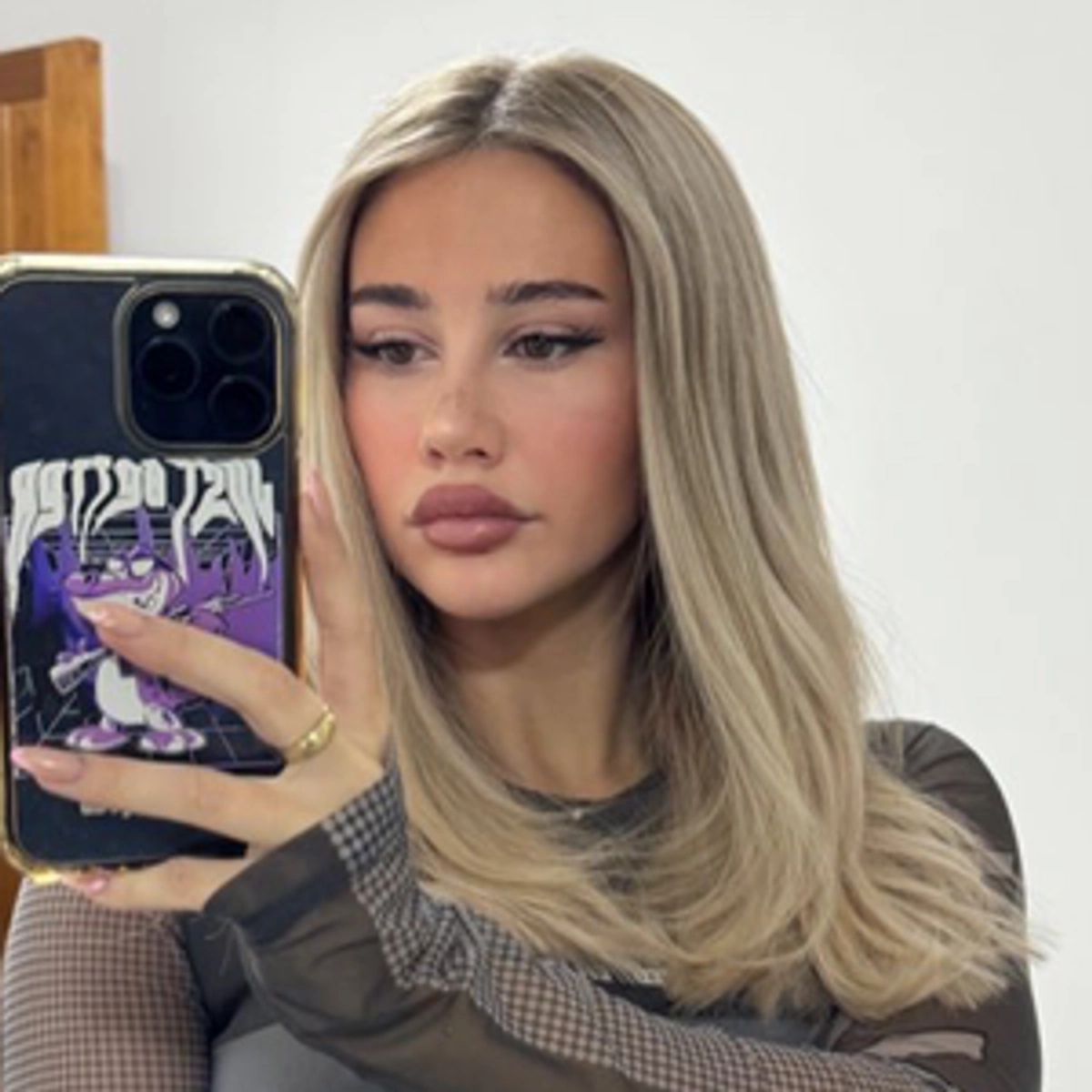 Throne | Sophie Snazz | Gifters