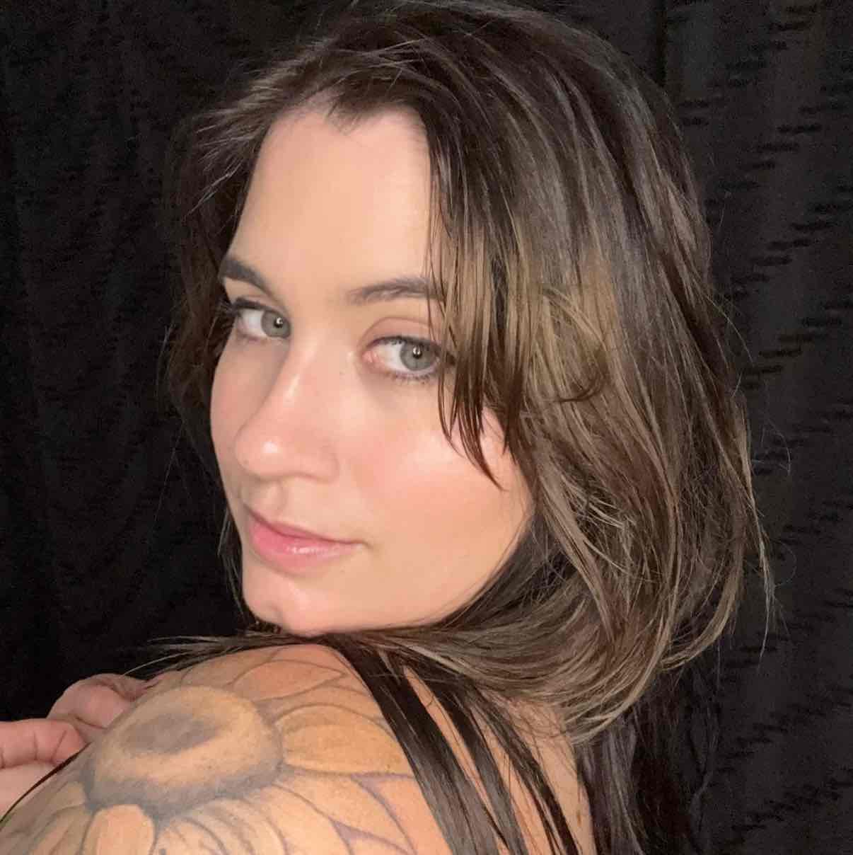 Lola Improbus - Surprise Gifts | Throne