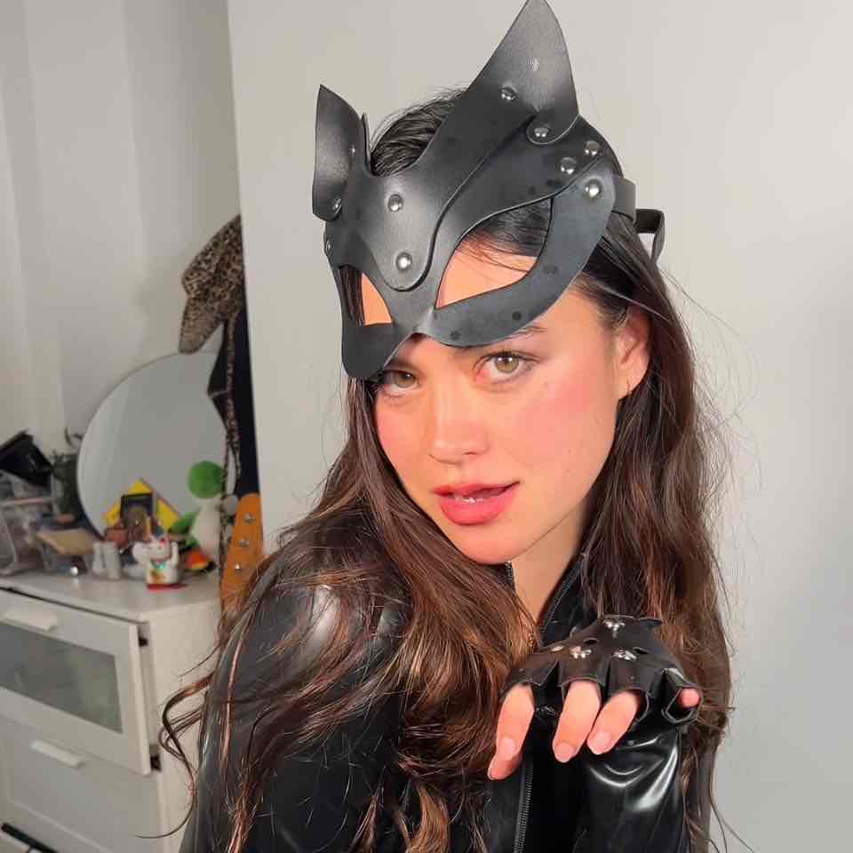 Throne | Bella May | Gifters