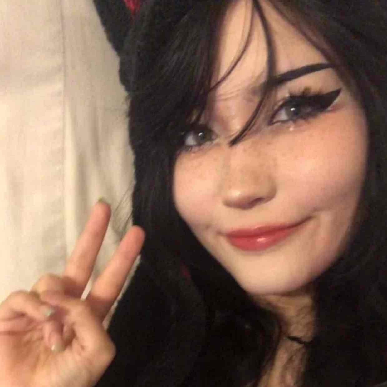 Throne | Ashley | My Wishlist