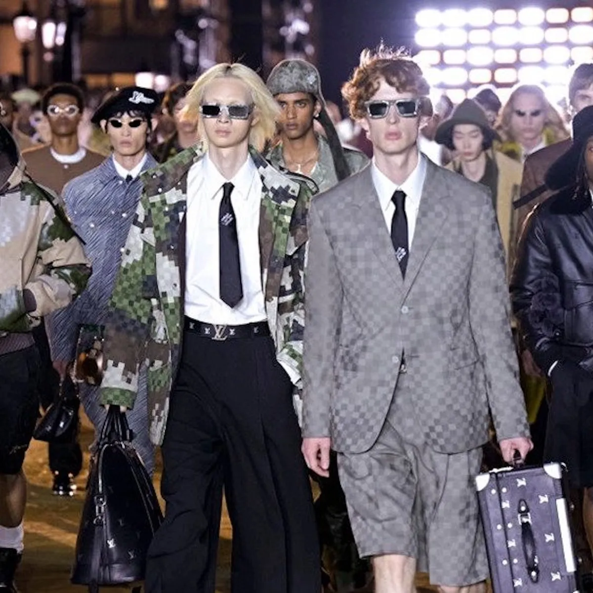 Throne | Chicken Chan | Fashion - Look good on YouTube